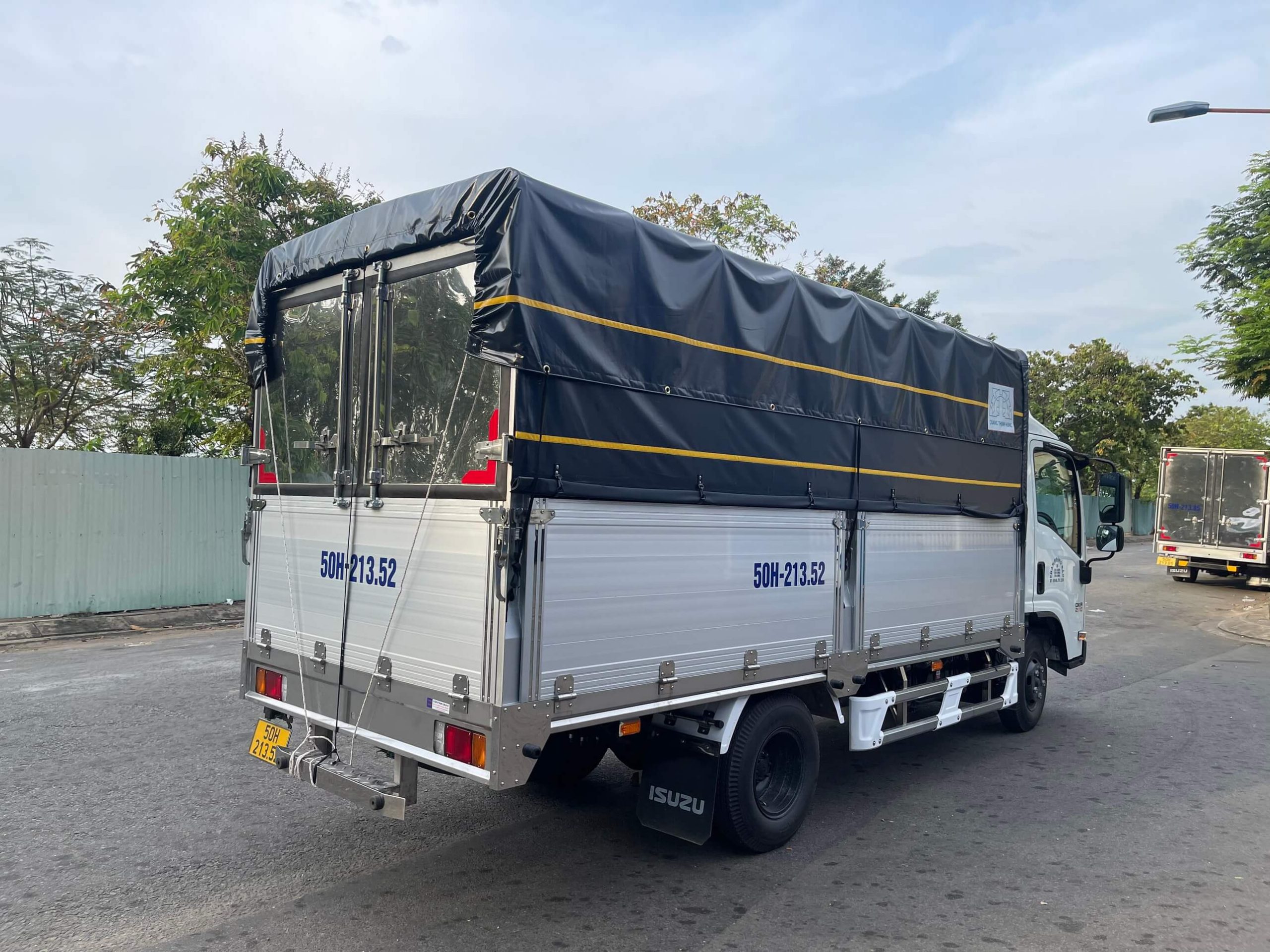 XE TẢI ISUZU QKR ĐẦU VUONG THÙNG MUI BẠT BỬNG NHÔM CAO CẤP