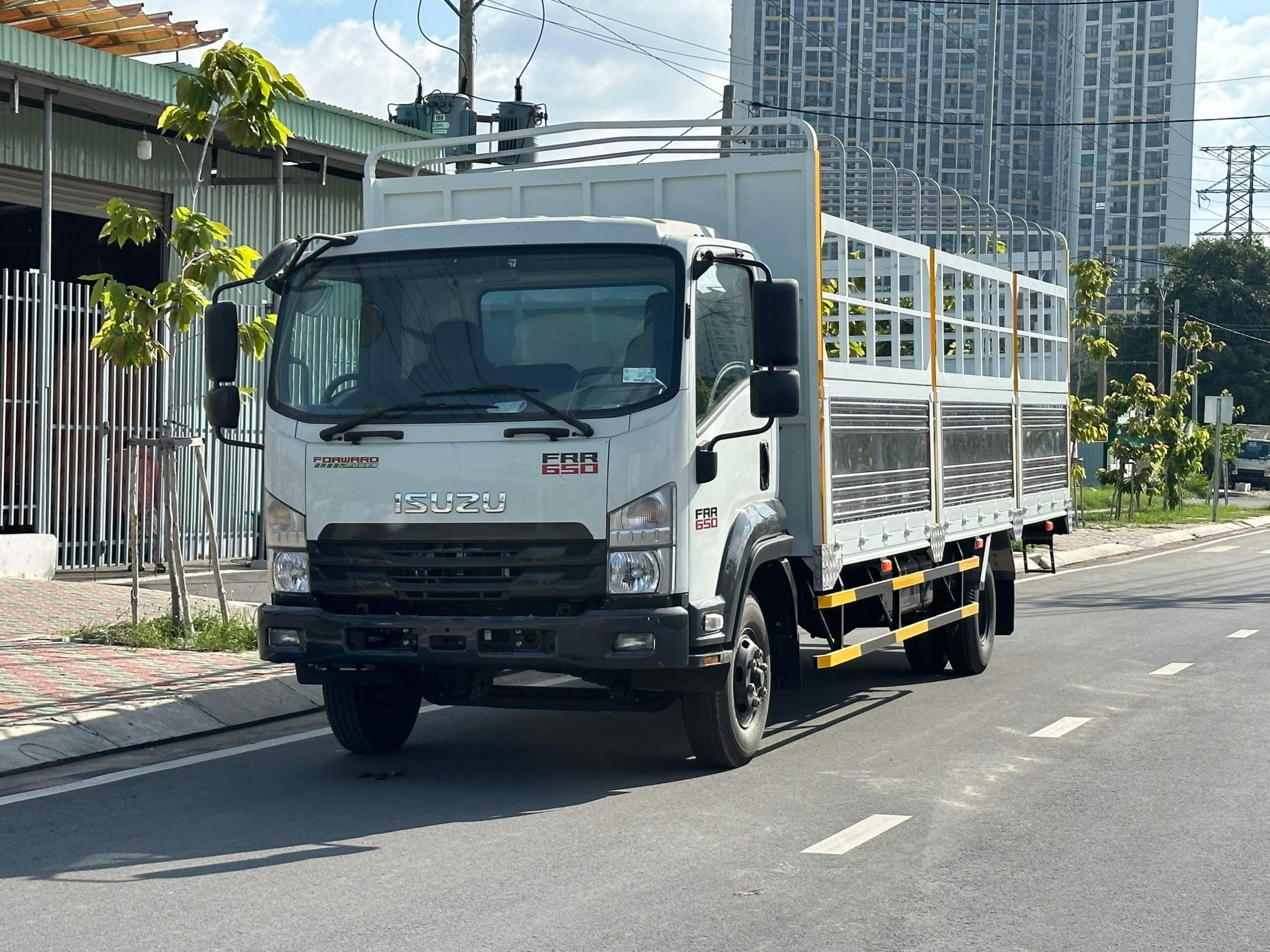 XE TẢI ISUZU FRR90QE5 TIÊU CHUẨN EURO 5 THÙNG SIÊU DÀI