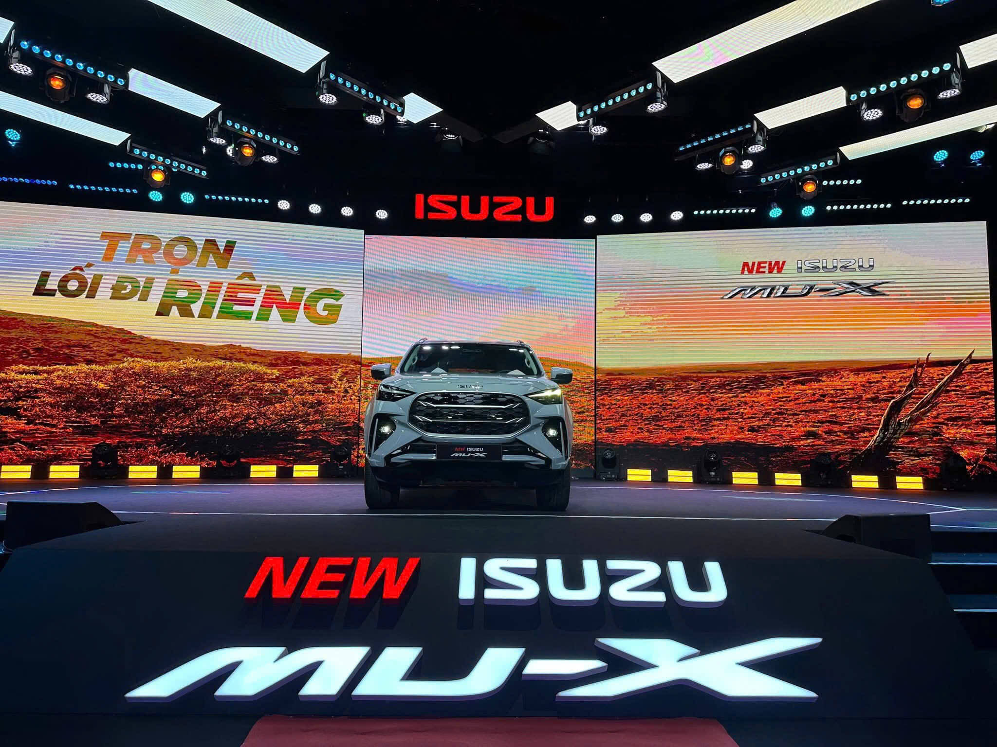 ISUZU MUX 2025 RA MẮT NHIỀU PHẦN QUÀ HẤP DẪN
